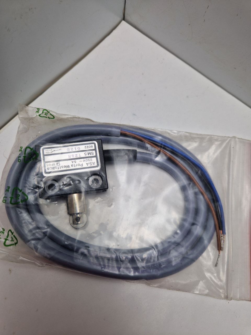 Subminiature switch (limit switch) WING Porta Westfalica 250V~5A, IP65 ...